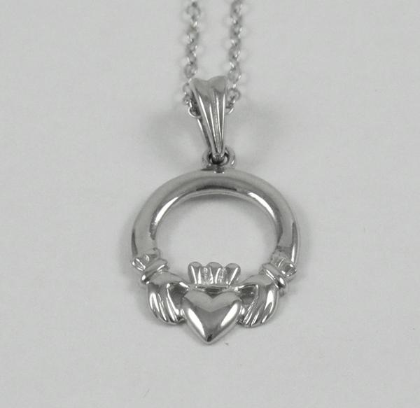 Fado Jewelry Claddagh Mo Chroi Pendant Jewelry Pendants Necklaces at ...